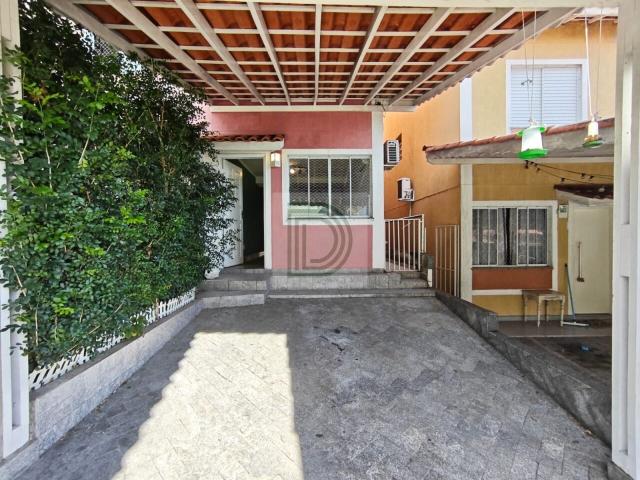 Casa em Condomínio Fechado na Granja Viana | 2 Dormitórios | 2 Vagas | Quintal com Churrasqueira