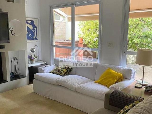 Casa em condomínio fechado, na Granja viana, com 04 quartos, 1suite e 3 vagas!
