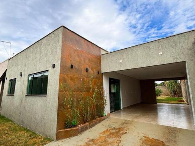 Casa em Condomínio Fechado na Ponte Alta Norte com Amplo Jardim e Garagem para 3 Carros