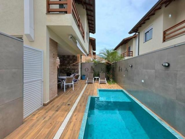 Casa em condomínio fechado na praia de Juquehy com 3 suítes e espaço gourmet com piscina