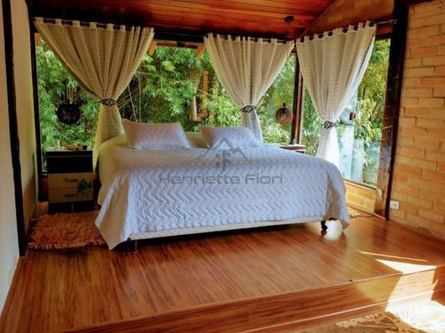 Casa em condomínio fechado na Serra da Cantareira com visual cinematográfico