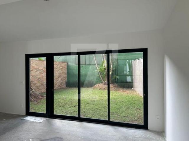 Casa em condomínio fechado no melhor do Jardim Guedala com 284 m² disponível para venda