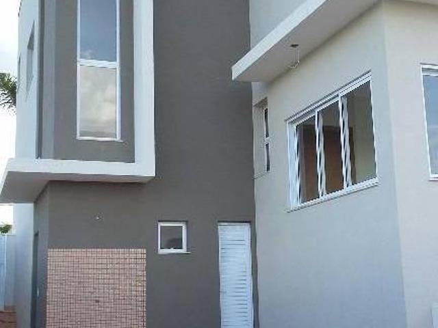Casa em Condomínio Fechado para Venda e Locação de 03 Quartos sendo todos Suítes no Bairro Vila do G