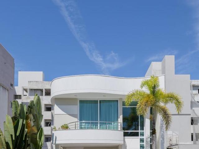Casa em Condomínio Fechado, pé na areia!