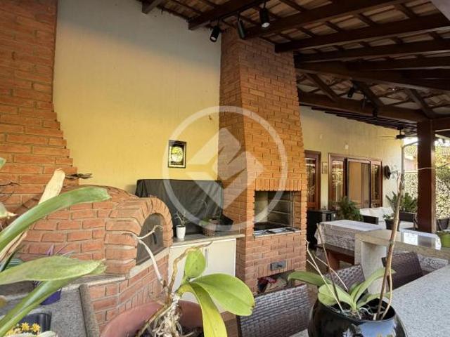 Casa em condomínio fechado, porteira fechada, 3 dormitórios, escritório, sala de TV, área gourmet