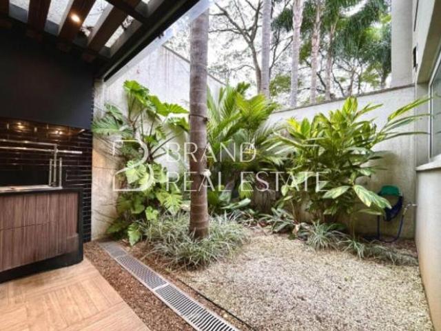 Casa em Condomínio Fechado, Reformada com 289 m², 5 quartos e 3 Vagas