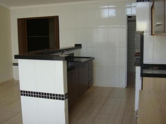 Casa em condomínio fechado, revestida em cerâmica, contendo 02 dormitórios, cozinha ampla planejad