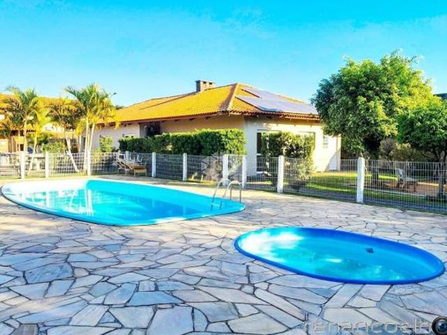 Casa em condomínio fechado semi mobiliada 90m² 02 dormitórios 02 vagas cobertas no Bairro Rio Branco