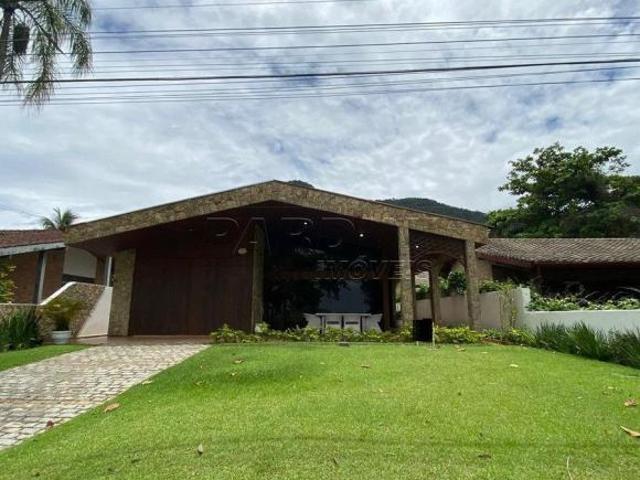 Casa em condomínio, frente ao mar, com 6 suítes, terreno amplo, na praia do Lázaro em Ubatuba!