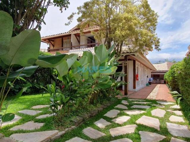 Casa em condomínio frente ao mar na praia de Camburizinho
