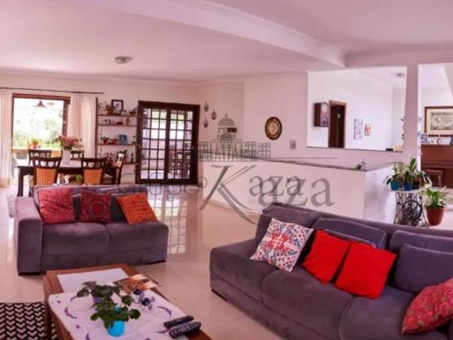Casa em condomínio Jacareí Condomínio Villa Branca I 3 Dormitórios 269m²