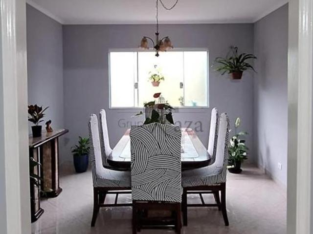 Casa em Condomínio Jardim das Colinas Condomínio Jardim das Colinas 4 Dormitórios 162m²