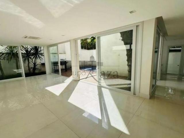 Casa em Condomínio Jardim Petrópolis 4 Dormitórios 365m²