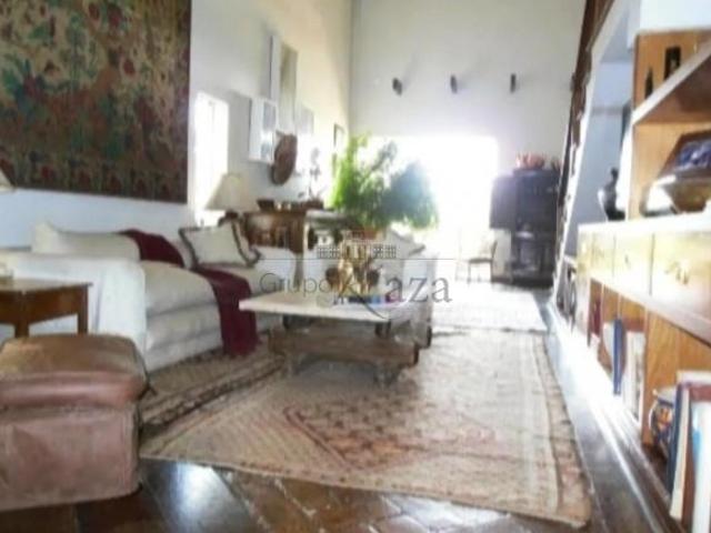 Casa em Condominio Jardim Vitoria Regia 3 Dormitórios 300m²