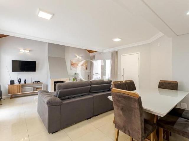 Casa em condomínio mobiliada à venda no Orleans | 156 m², 4 quartos, 2 suítes e 2 vagas