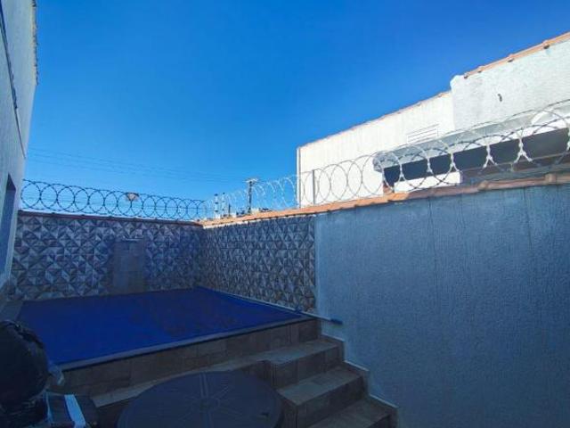 Casa em condomínio mobiliada com piscina e churrasqueira