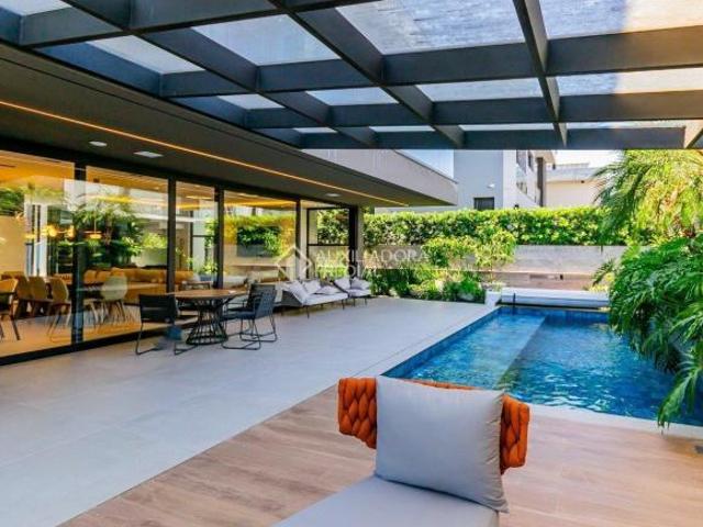 Casa em condomínio MOBILIADA, projetado pelo renomado Daniel kroth