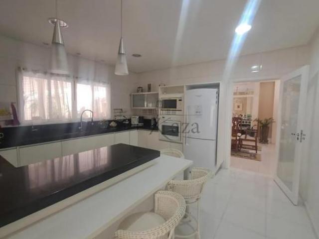 Casa em Condomínio Mobiliada Villa Branca Residencial Villa Branca I 3 Suítes 270m²