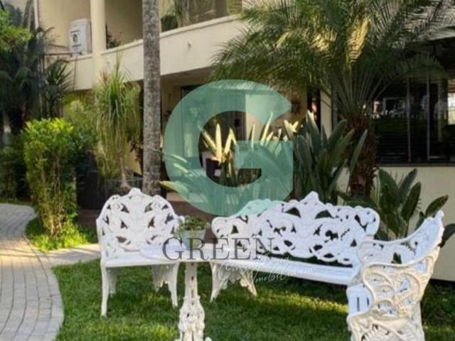 Casa em condomínio maravilhoso com 700m² com piscina interna, jacuzzi, sauna e academia. Sala de cin