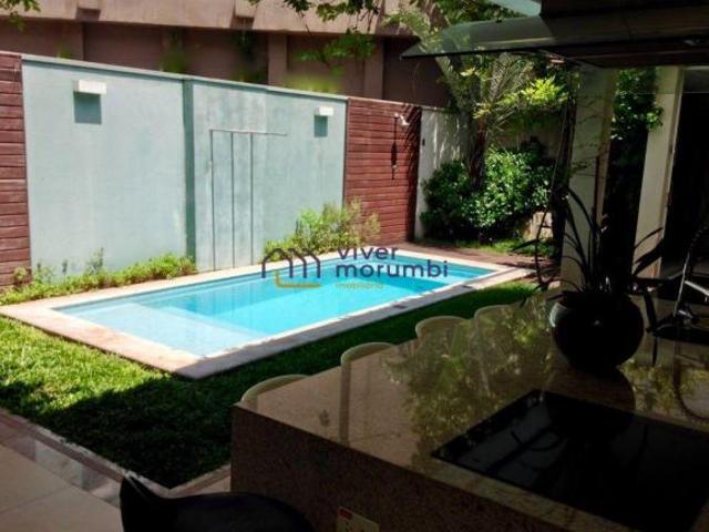 Casa em condomínio muito bem localizada no bairro da Cidade Jardim, com saída para o bairro e pela M