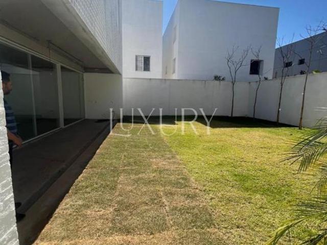 Casa em Condominio nova e no contra piso projetadada pelo Studio MK. Nova e no contra piso com 570 m
