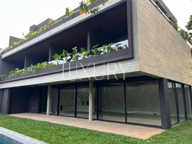 Casa em Condomínio, nova, em Alto de Pinheiros com fachada super imponente e conta com o maior j