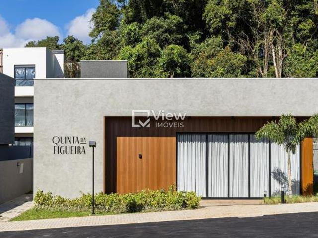 Casa em condomínio no Cascatinha!