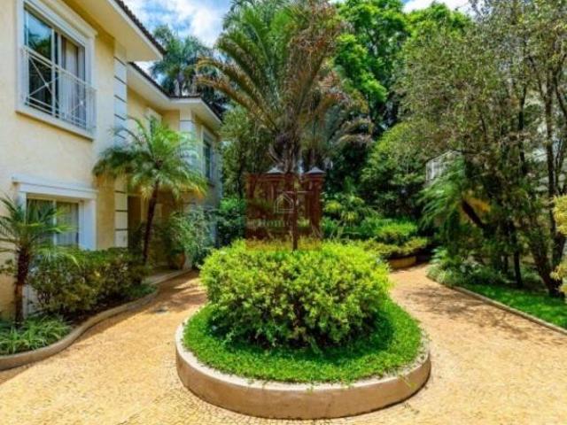 Casa em condomínio no alto da Boa Vista, 4 suítes e 5 vagas de garagem