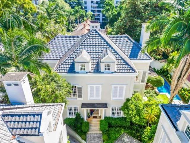 Casa em Condomínio no Alto da Boa Vista 5 Dormitórios, 4 Suítes e Piscina!
