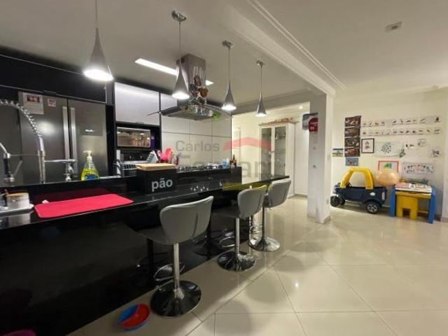 Casa em condomínio no Horto Florestal, com 450m², 4 suítes e 4 vagas de garagem coberta