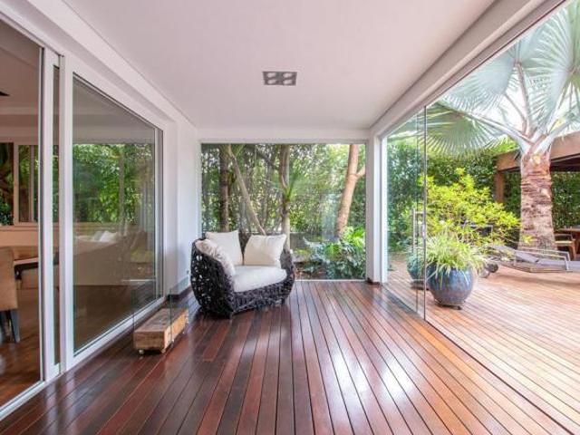 Casa em Condomínio no Jardim Cordeiro! 04 suítes, piscina e 06 vagas!