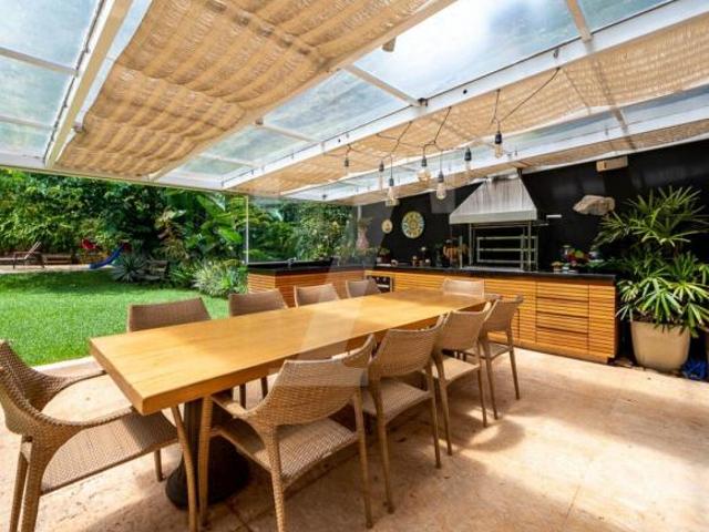 Casa em condomínio no Morumbi com 5 suítes com 879m² de área útil