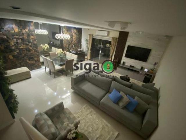 CASA DE CONDOMINIO Á VENDA NO MORUMBI COM 3 SUÍTES, 2 VAGAS!