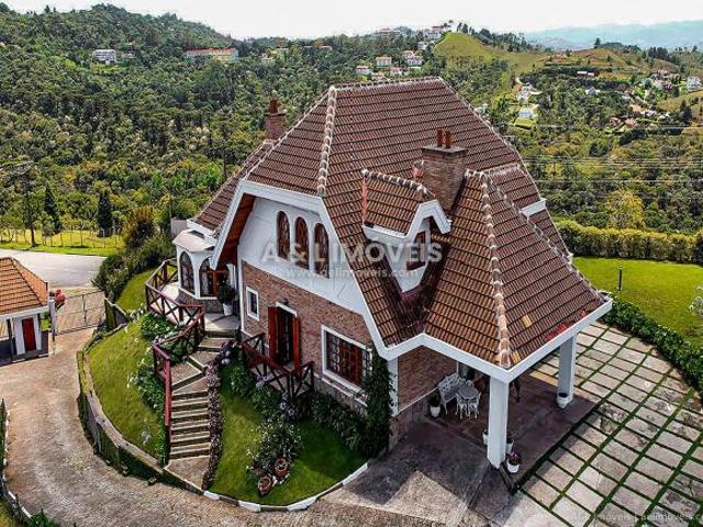 Casa à venda em Campos do Jordão na região do Atalaia com 4 suítes