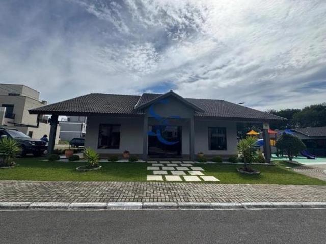 Casa em condomínio no Umbará
