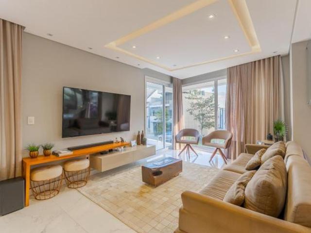 Casa em Condomínio no Vila Paradiso, 03 Suítes, 06 Vagas, Área Gourmet, Jardim das Américas, Curiti