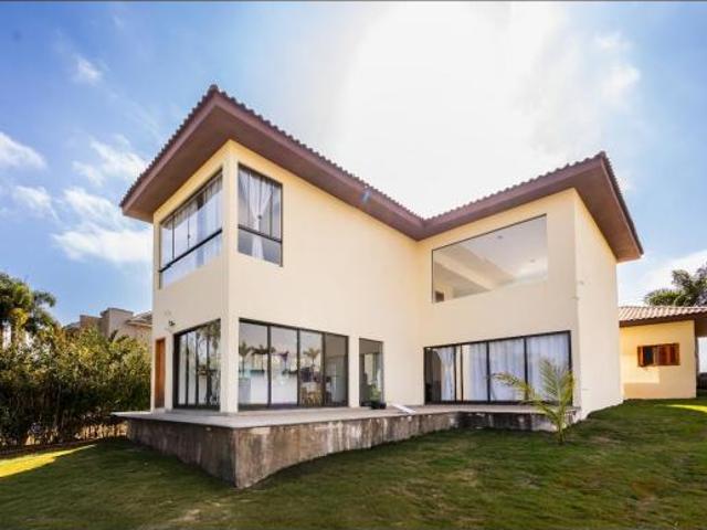 Casa em condomínio náutico Ilha Brasil beira da represa Ijaci com 4 suítes