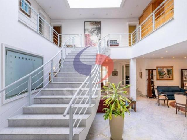 CASA EM CONDOMÍNIO NA CHÁCARA MONTE ALEGRE COM 5 SUÍTES E 8 VAGAS