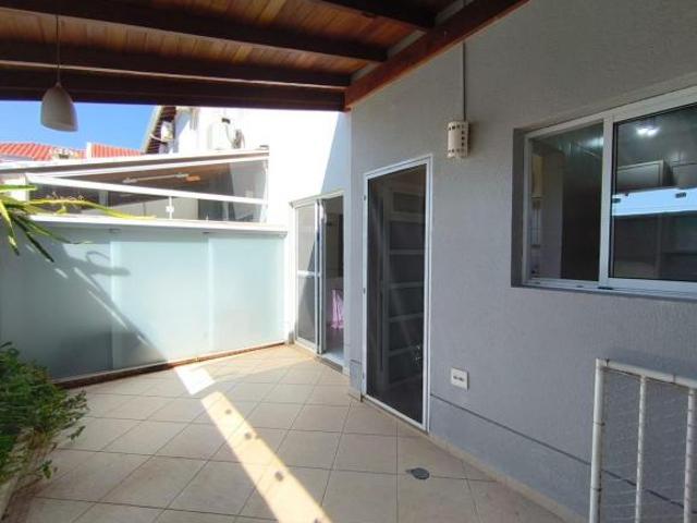 Casa em condomínio na Chácara Primavera com suíte e lazer para a família