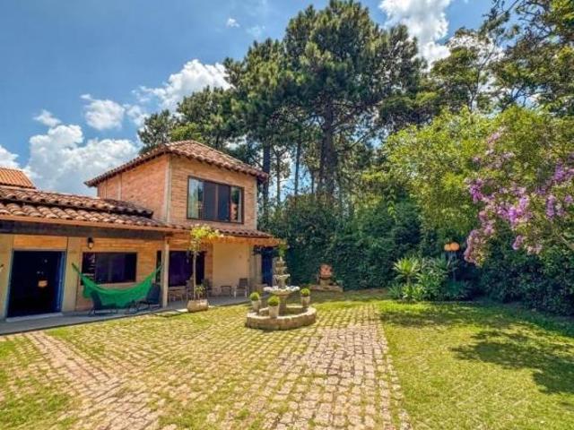 Casa em condomínio na Aldeia da Serra com 3 suítes, 342m² e 6 vagas de garagem! Venda em Santana de
