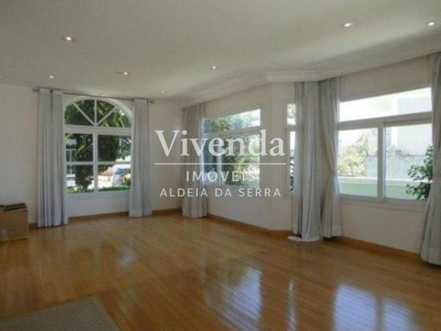 Casa em condomínio na Aldeia da Serra | 4 dormitórios, 3 suítes