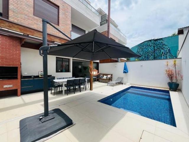 Casa em condomínio na avenida da Praia de Juquehy
