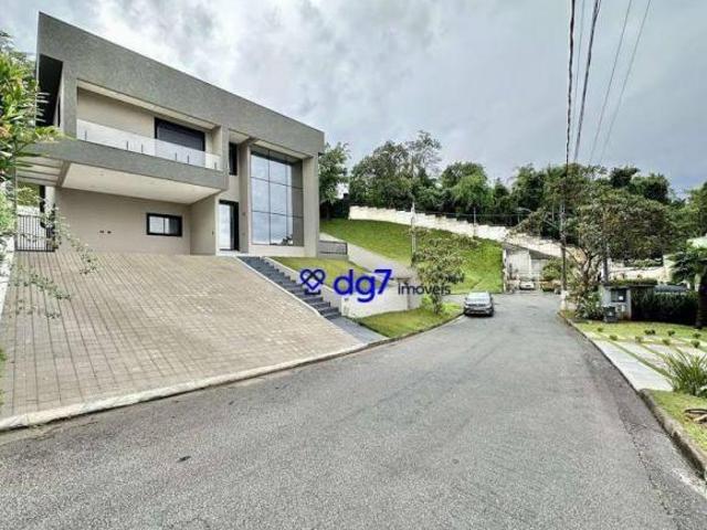 Casa em condomínio na Granja Viana, com 4 suítes e 4 vagas!