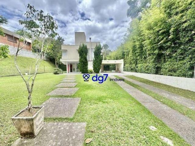Casa em condomínio na Granja Viana, com 4 suítes e 6 vagas!