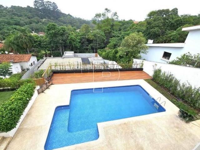 Casa em condomínio na Granja Viana!
