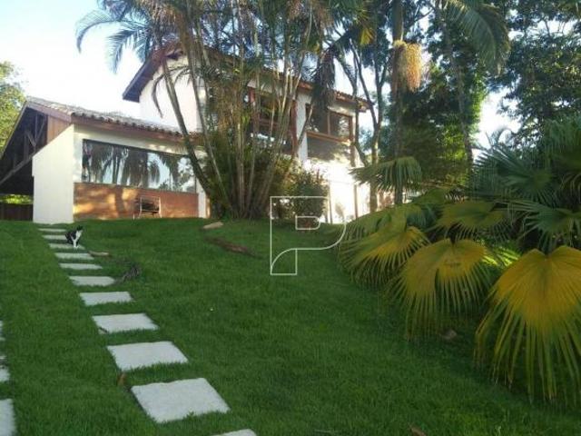 Casa em condomínio na Granja Viana!