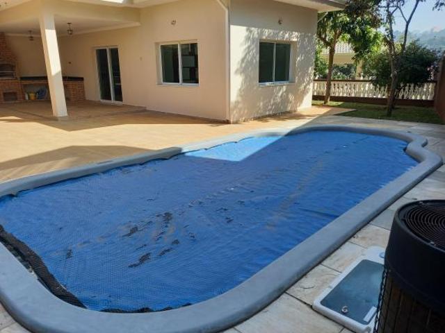 Casa em condomínio na Granja Viana | 4 suítes | Piscina | 8 vagas