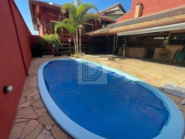 Casa em condomínio na Granja Viana | 4 suítes | Piscina aquecida | 404 m²
