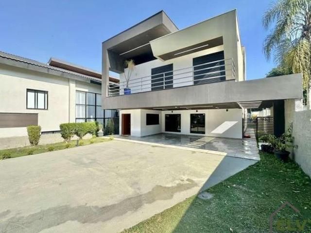 Casa em Condomínio na Granja Viana | 4 Quartos, Piscina e 8 Vagas em Cotia