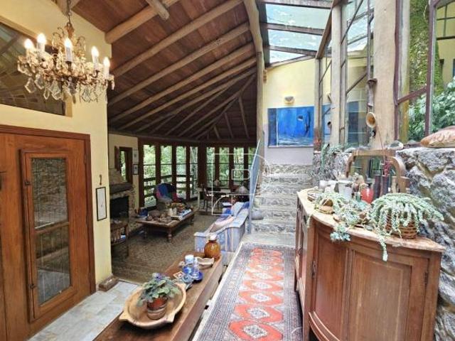 Casa em condomínio na Granja Viana!
